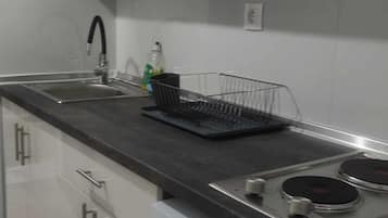 Frigobar, micro-ondas, cooktop, talheres/pratos/utensílios de cozinha