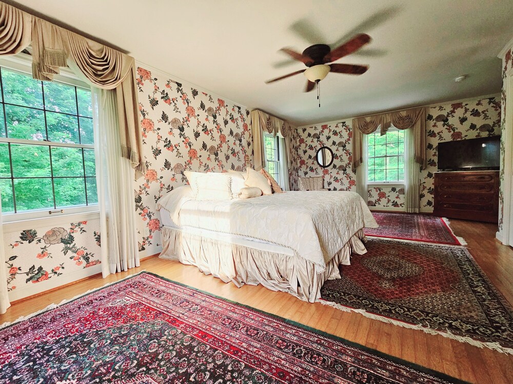 Spacious historic Colonial Manor with sprawling manicured lawns ...