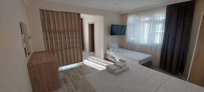 Quarto casal ou duplo luxo, 1 cama Queen, para fumantes, vista para o mar | Escrivaninha, espaço de trabalho para notebook, Wi-Fi de cortesia