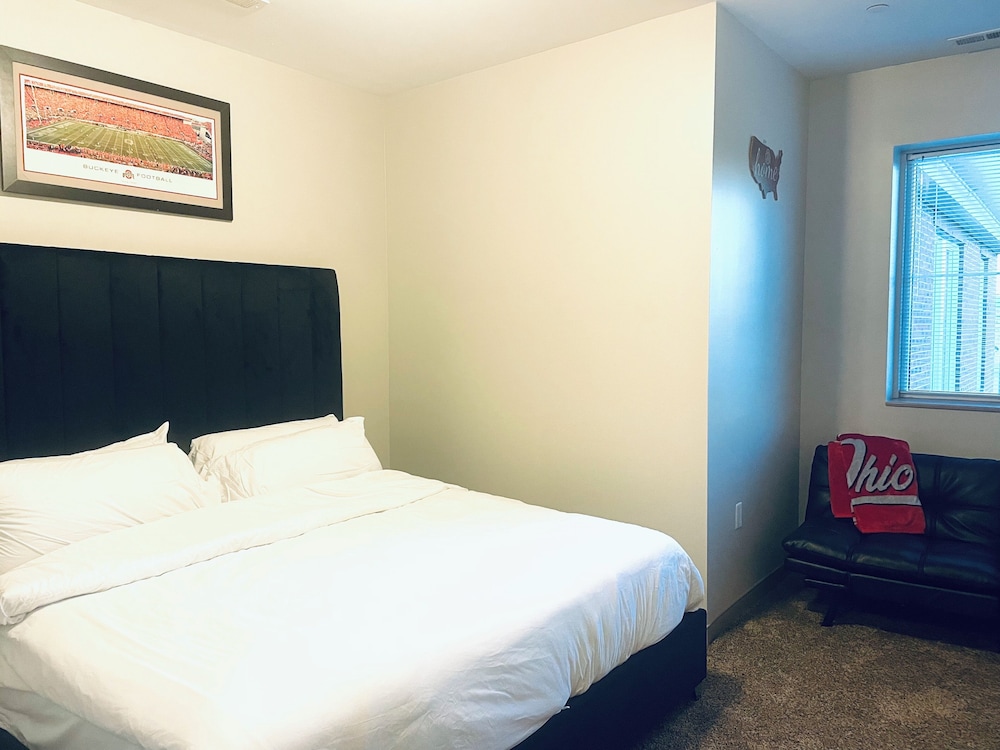 King Bedroom With Balcony Downtown - Columbus, OH