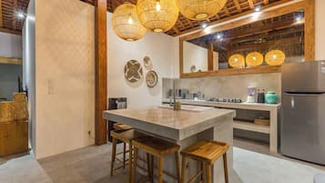 Vila luxo, 5 quartos, piscina particular, vista para a piscina | Cozinha privada | Geladeira, micro-ondas, cooktop, chaleira elétrica