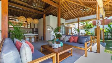 Vila luxo, 5 quartos, piscina particular, vista para a piscina | Área de estar | Smart TV 43 polegadas com canais digitais, TV