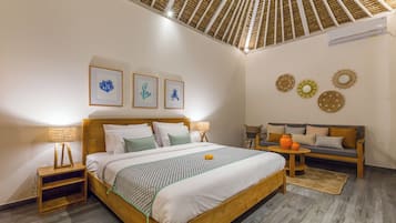 Villa Deluxe, 5 quartos, piscina privativa, vista para a piscina | 5 quartos, roupa de alta qualidade, cofre no quarto, secretária