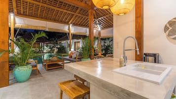 Vila luxo, 5 quartos, piscina particular, vista para a piscina | Cozinha privada | Geladeira, micro-ondas, cooktop, chaleira elétrica