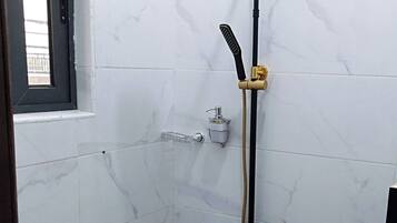 Estúdio | Banheiro | Chuveiro, produtos de toalete grátis, secador de cabelo