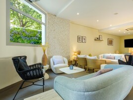 Área de estar no saguão