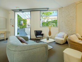 Área de estar no saguão