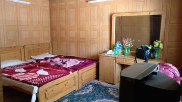 Quarto casal luxo | Quartos à prova de som, ferros/tábuas de passar roupa, Wi-Fi de cortesia
