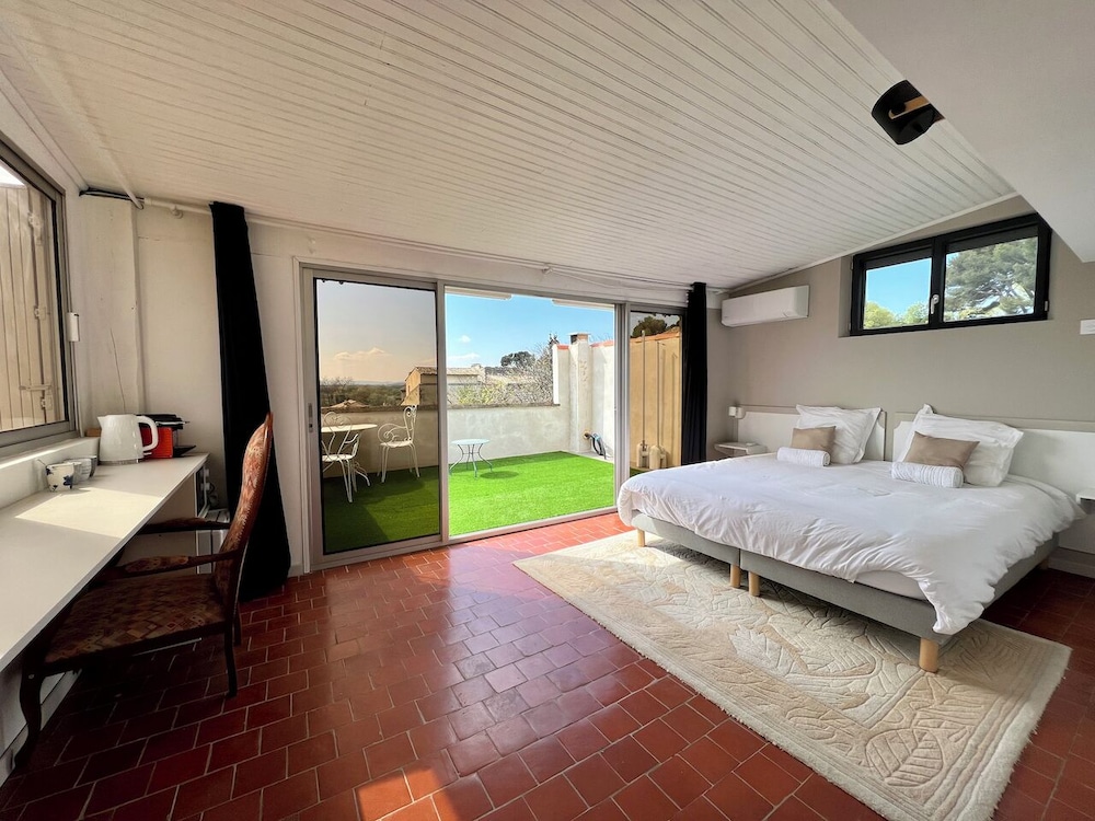 Private Bedroom With Terrace (A/c)- Wonderful View - Avignone