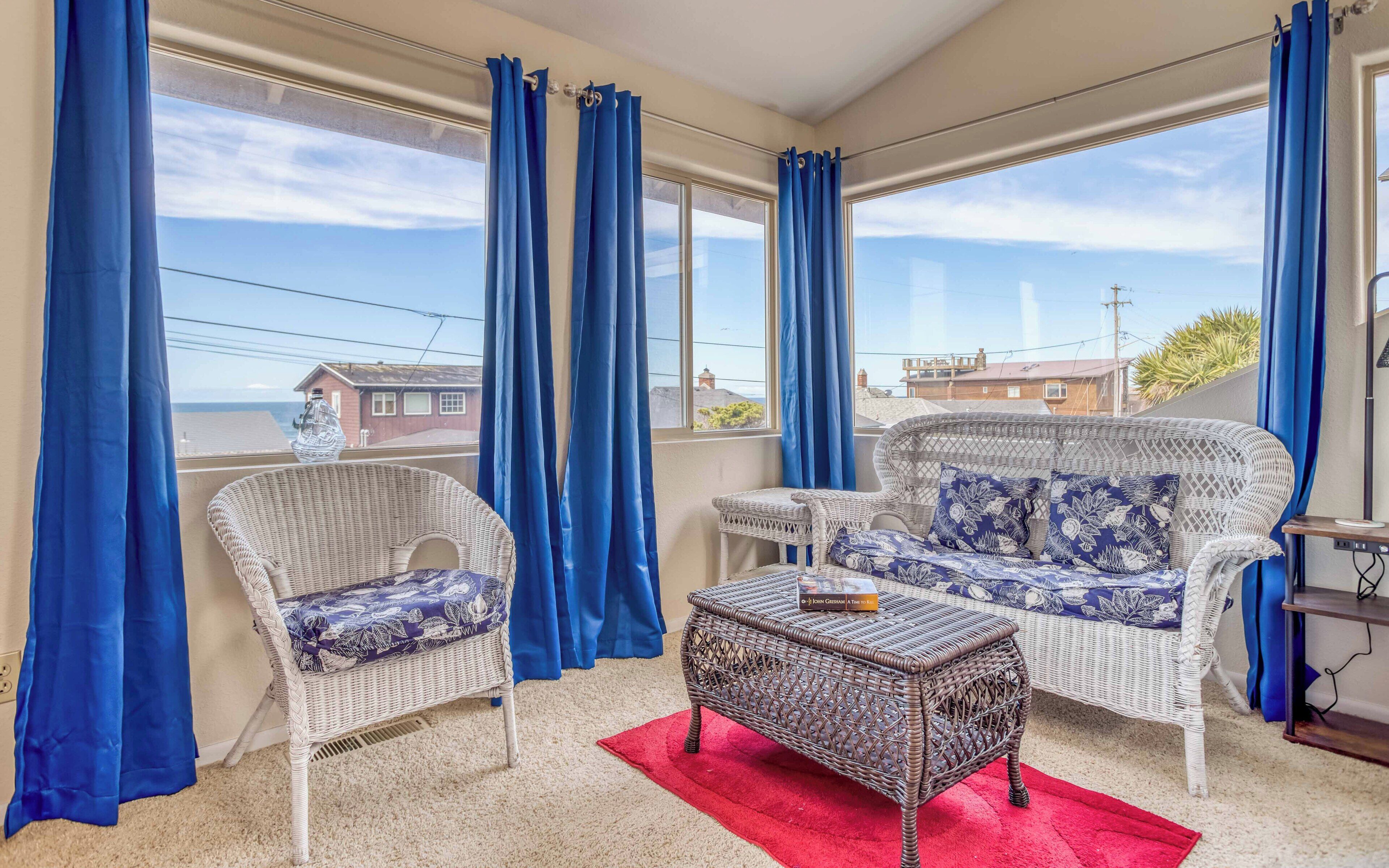 Beauty With Ocean View, Skylights, King Suite, Bonus Room Half Block To Beach! - Lincoln City, OR