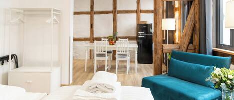 Estúdio superior, em edifício anexo | Cofres nos quartos, individualmente decorados