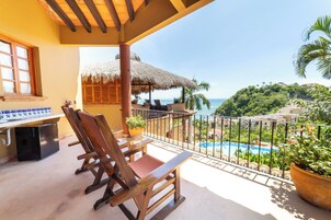 King Room With Sea View And Balcony | Área de estar | Tablet, dock para MP3