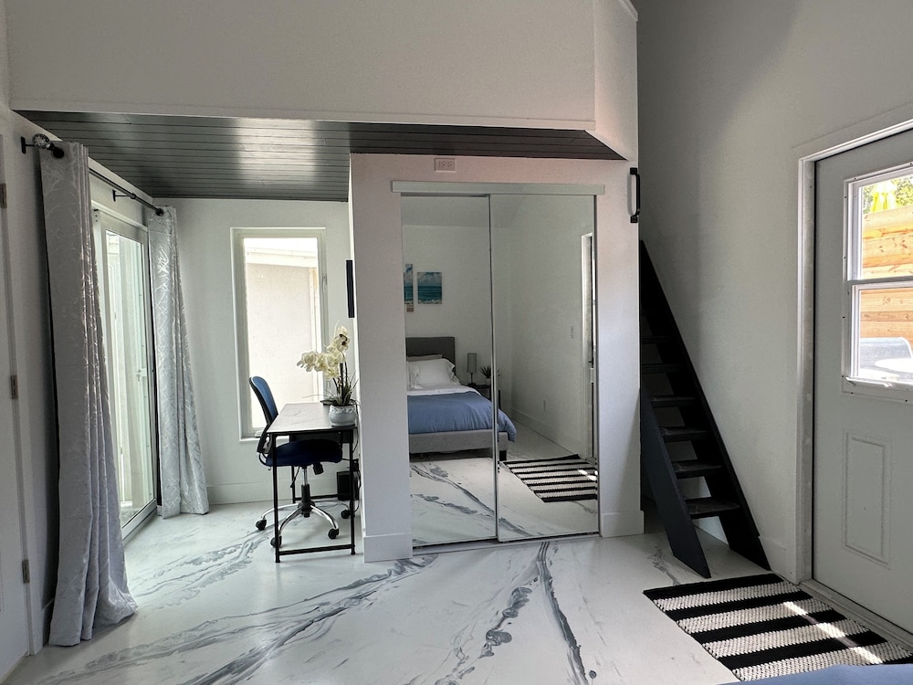 Private Guest House With King Bed & Loft. Deck With Hot Tub And Putting Green - Venice, FL
