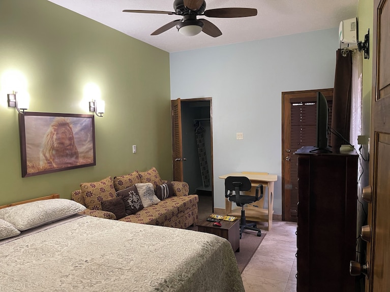 Le Quad's Studio ~ Private, Secured & Elegant - Kingston