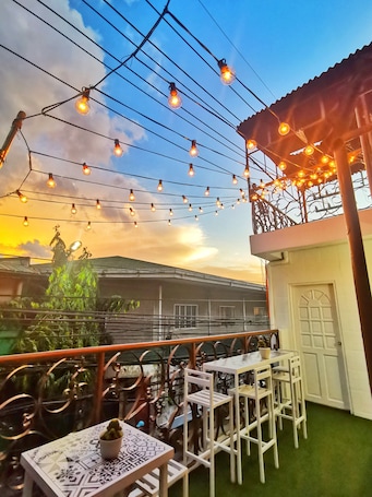 Terraço/pátio. NomadsMNL Hostel