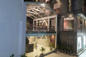 Fachada da propriedade à noite