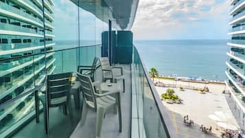 Apartamento Nobre, 1 cama queen-size e sofá-cama, vista parcial para o mar | Varanda