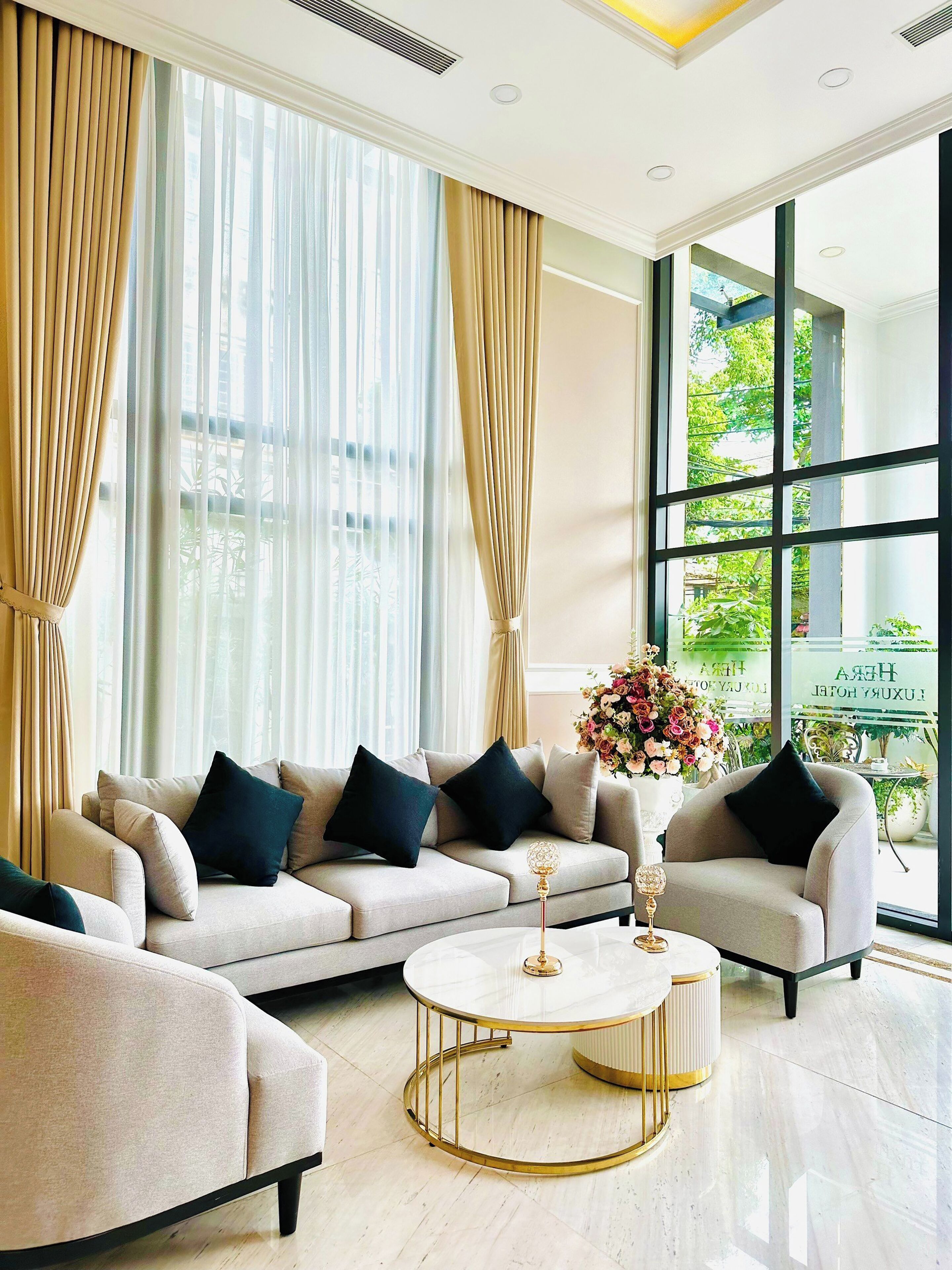 Área de estar no saguão