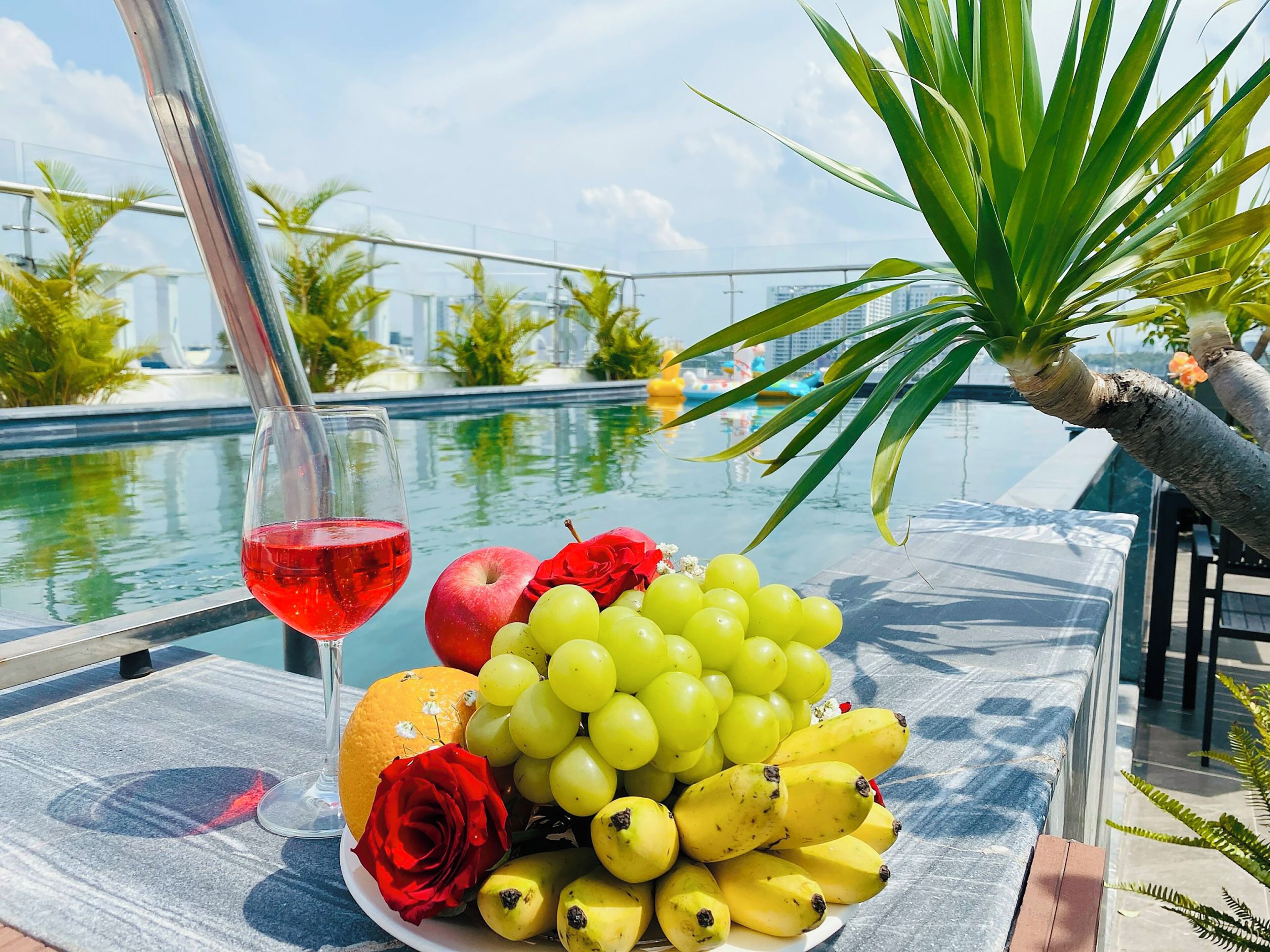 Piscina externa, funciona das 6h30 às 18h, guarda-sóis