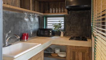 Apartamento Básico | Cozinha privada | Um frigorífico/congelador grande, um micro-ondas, uma placa de cozinha