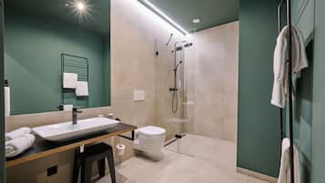 Quarto luxo, 1 cama King, para não fumantes, aceita animais de estimação | Banheiro | Toalhas de banho
