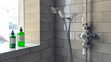 Apartamento design (1) | Banheiro | Produtos de toalete grátis, secador de cabelo, roupões de banho