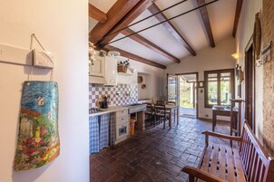 Geladeira, fogão, cooktop, talheres/pratos/utensílios de cozinha