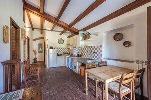 Apartamento clássico, 2 quartos, varanda, no piso térreo | Área de estar | Smart TV