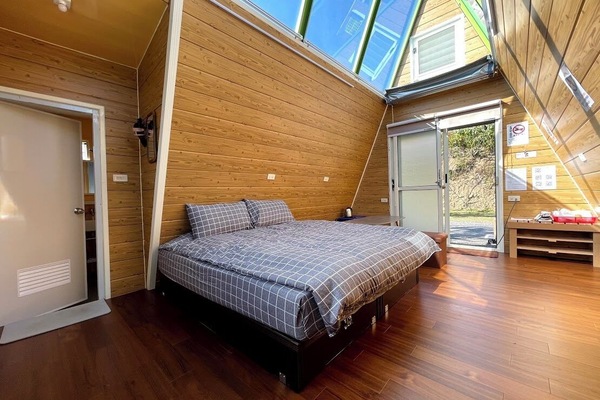 Quarto duplo básico, 1 cama Queen | Edredons de pluma, Wi-Fi de cortesia, roupa de cama
