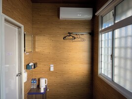 Quarto Quádruplo Básico | Edredões de penas, Wi-fi grátis, roupa de cama fornecida 