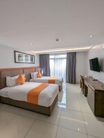 Quarto Twin Deluxe | Roupa hipoalergénica, minibar, cofre com capacidade para portátil 