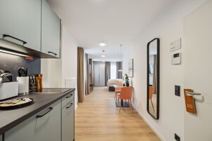 Suite with balcony | Cozinha privada | Geladeira, micro-ondas, cooktop, máquina de café expresso