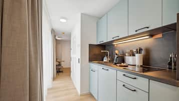 Suite with balcony | Cozinha privada | Um frigorífico, um micro-ondas, uma placa de cozinha