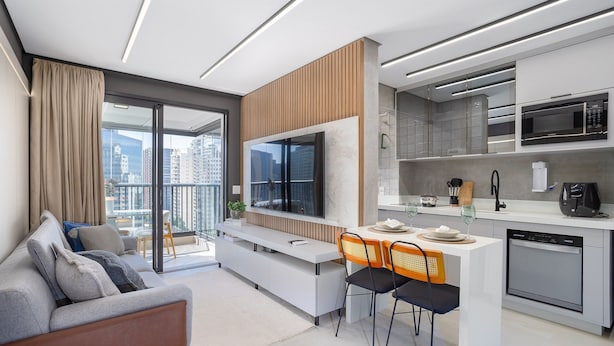 Um apartamento moderno com sala de estar, área de jantar e cozinha.