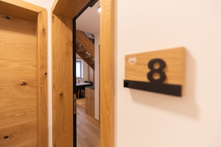 Apartamento Gallery | 1 quarto, minibar, secretária . Hotel Vila Loka