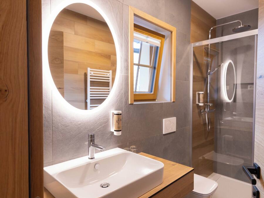 Quarto casal ou duplo conforto | Banheiro | Chuveiro, chuveiro com efeito de chuva, produtos de toalete grátis