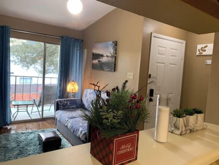 Tranquility Base Waterfront/pool 1-bedroom Condo - University of Texas, Houston