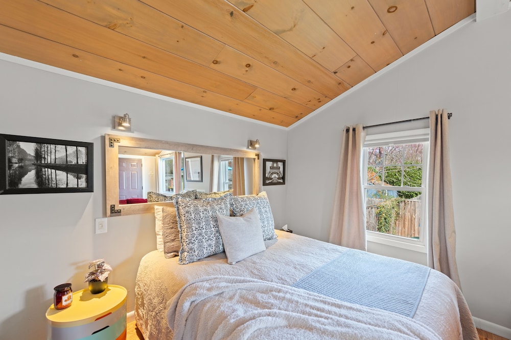 The Georgia Peach Is Modern Studio Apartment, A Perfect Mountain Getaway For Two - Weaverville, NC