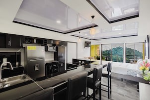 Suite de Luxo | Cozinha privada | Um frigorífico/congelador grande, um micro-ondas (a pedido) 