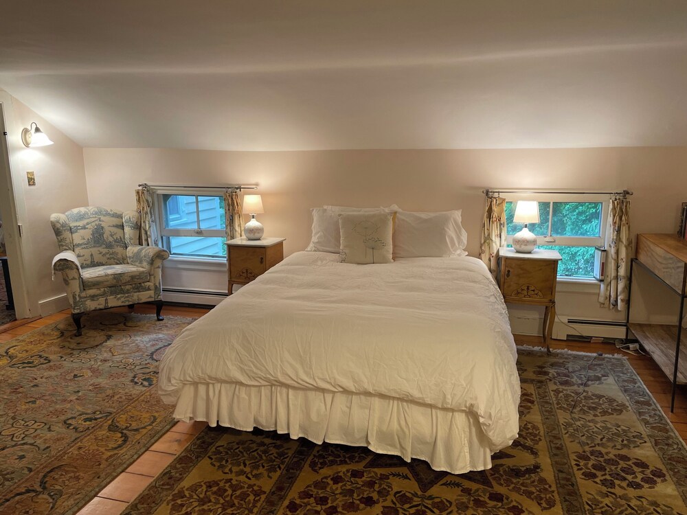 Spacious Country Farmhouse on 8 Lush Acres, Five Minutes to Rhinebeck ...