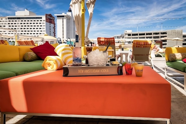 Make Your Trip More Enjoyable! Rooftop Pool, City View, Complimentary Parking! - Las Vegas, NV