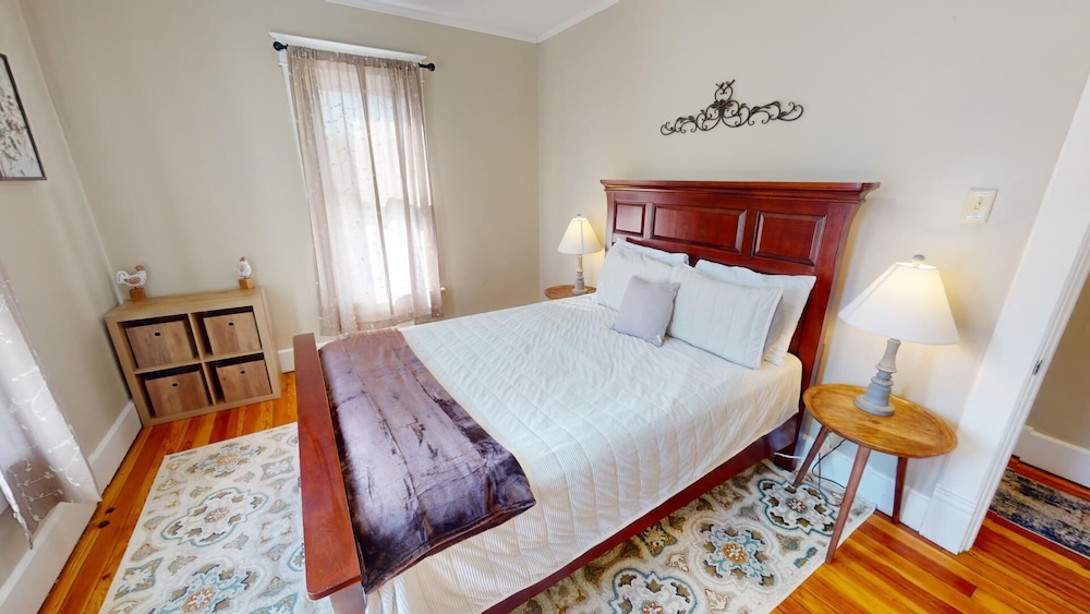 1st Choice Lodging- Maple Leaf Inn - Lake Hope State Park, OH