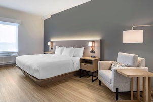 Quarto standard, 1 cama King | Roupas de cama premium, escrivaninha, espaço de trabalho para notebook