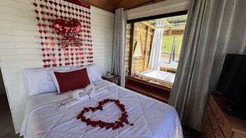 Chalé design, vista para a montanha | 2 quartos, roupas de cama de algodão egípcio, roupas de cama premium