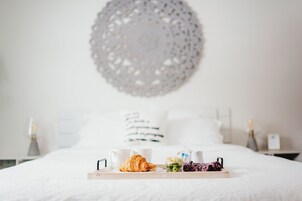 Quarto Comfort, 1 cama queen-size, banheira | Roupa de alta qualidade, Wi-fi grátis, roupa de cama fornecida 