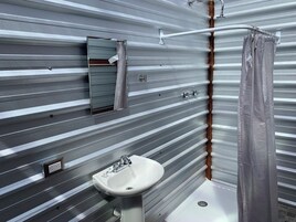 Tenda | Casa de banho | Um polibã e uma banheira separados, uma banheira de hidromassagem 