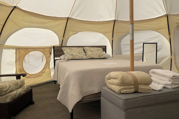 Tenda Básica | Com mobília individualizada, Wi-fi grátis, roupa de cama fornecida