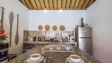 Vila luxo, 5 quartos, piscina particular, vista para a piscina | Cozinha privada | Geladeira, micro-ondas, cooktop, cafeteira/chaleira