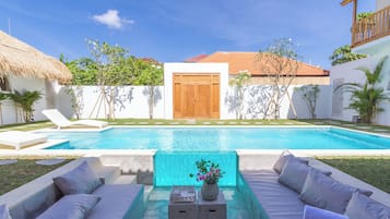 Piscina externa, espreguiçadeiras