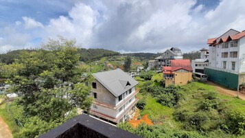 Quarto triplo luxo, várias camas, para não fumantes, vista para a montanha | Vista do quarto